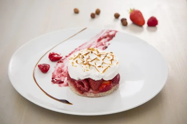 Recette biscuit-dacquois-a-la-noisette-et-marmelade-de-fruits-rouges ...