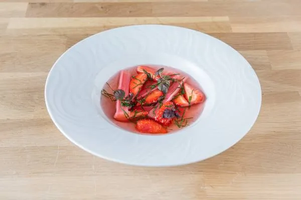 Recette nage-de-fraise-et-rhubarbe-au-basilic