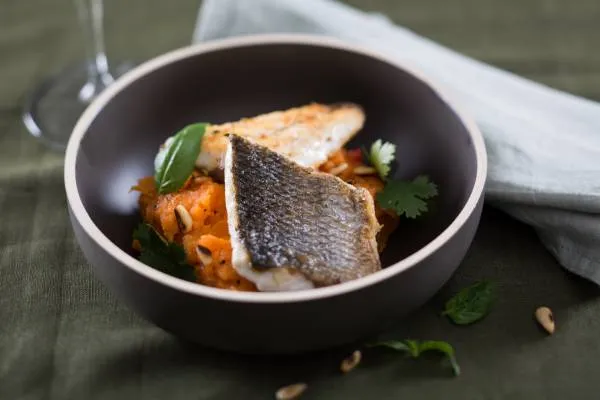 Recette Filet de bar rôti au pesto, purée moelleuse de patate douce au ...