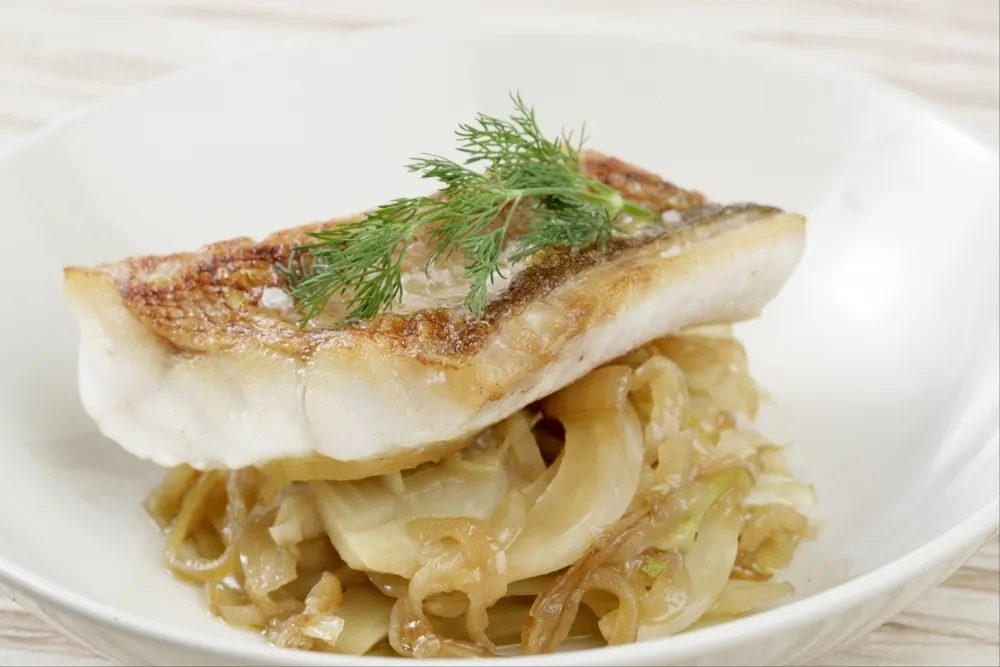 Recette Filet de rascasse, fenouil braisé, oignons pissaladière