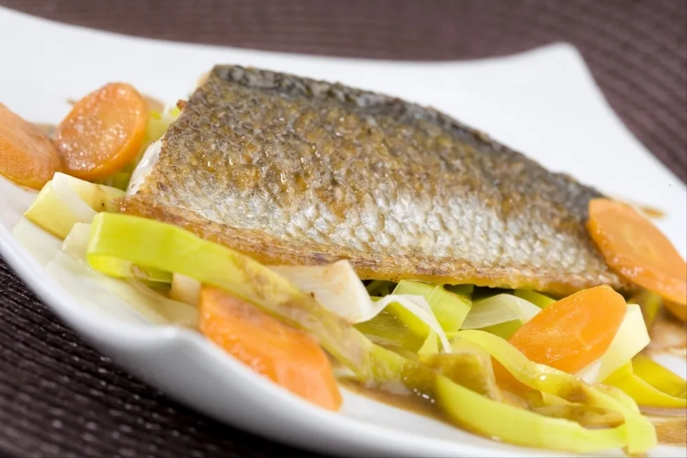 Recette Pavé de bar au jus de langoustine, carottes et poireaux fondants