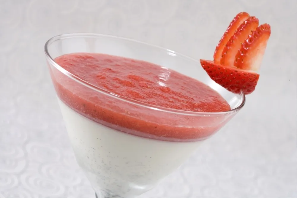 Recette pannacotta-a-la-vanille-bourbon-et-coulis-de-fruits-rouges