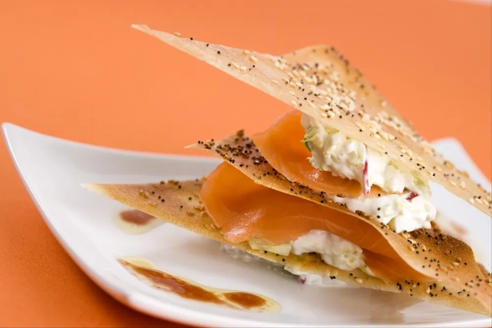 Recette Mille-feuille de saumon fumé, vinaigrette rouge et sésame