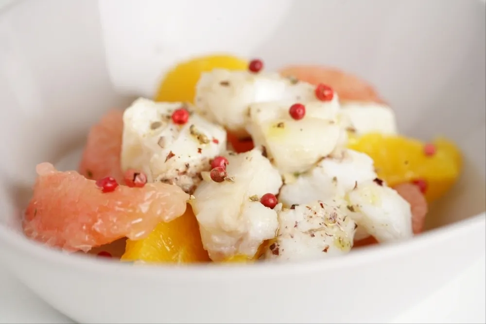 Recette vapeur-de-skrei-aux-agrumes-tiedes-et-baies-roses