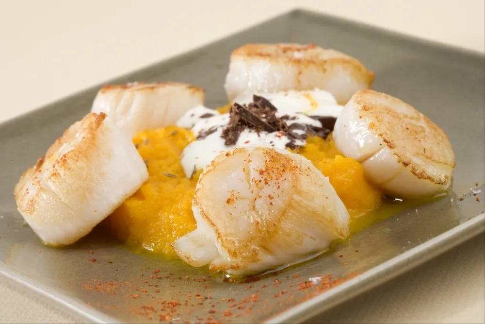 Recette Saint-Jacques rôties, purée fine de carotte aux agrumes et cumin