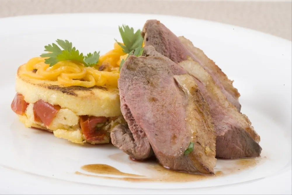 Recette Filet de canette rôti au miel de thym acidulé et pignons de pin ...