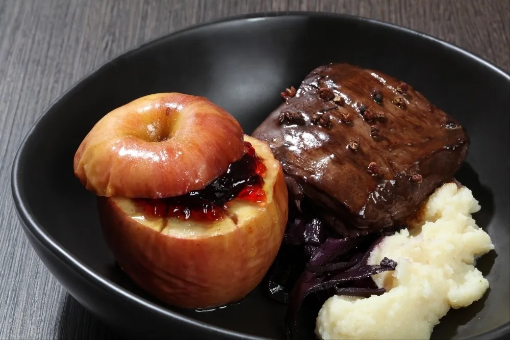 Recette Pavé de sanglier au épices, purée fine de céleri et pommes au four