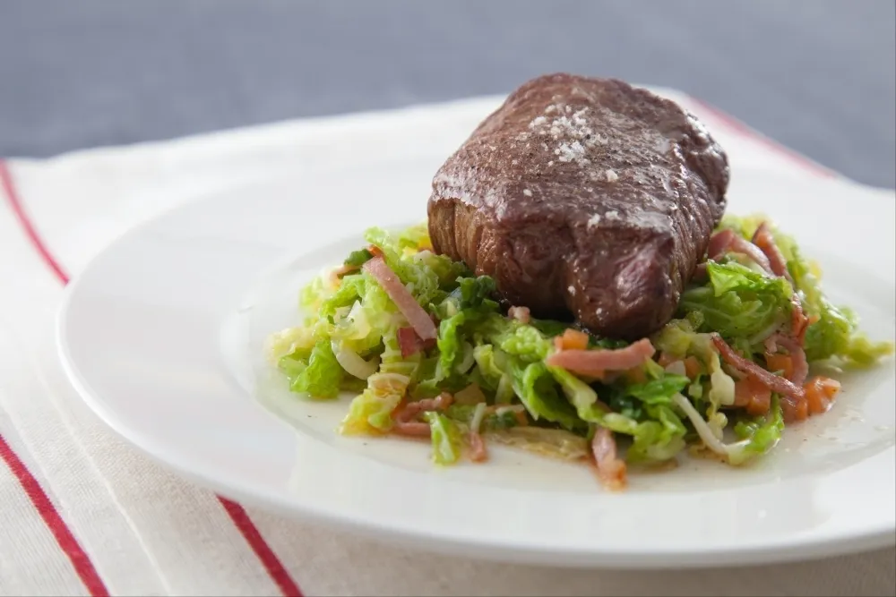 Recette Pavé de rumsteck rôti, étuvée de chou vert au bacon