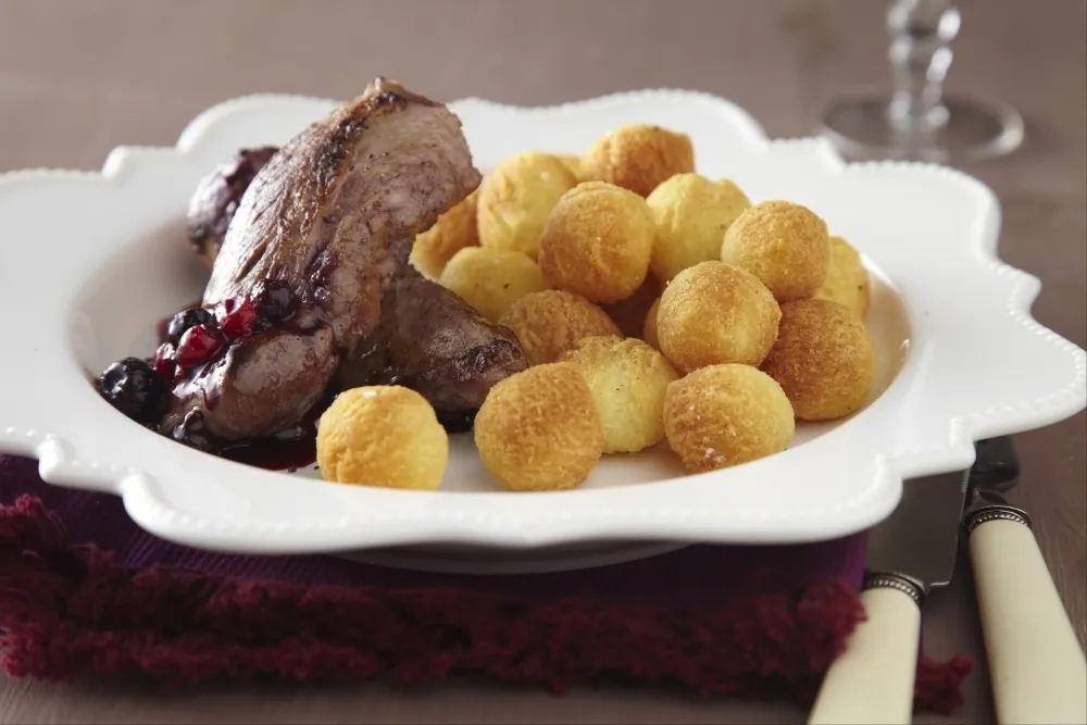 Recette Sanglier rôti sauce fruits rouges, pommes noisettes crousti ...