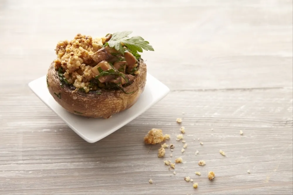 Recette Têtes de champignons en persillade, crumble de parmesan à la ...