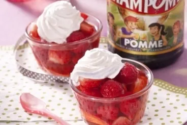 Recette Nage de fraises au Champomy, chantilly à la vanille