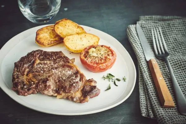 Recette Entrecôte grillée, tomates à la provençale, pommes de terre ...