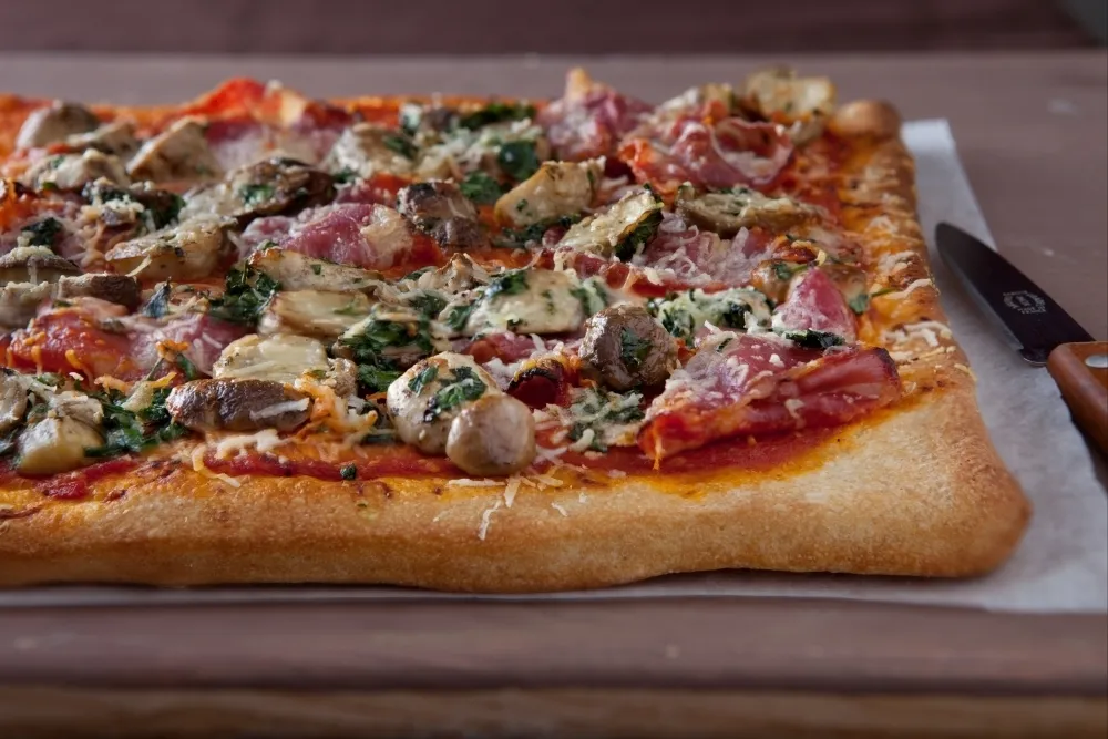Recette pizza-aux-cepes-en-persillade-et-jambon-cru