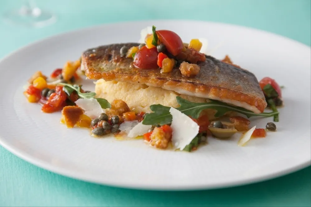 Recette filet-de-loup-polenta-roquette-et-panzanella