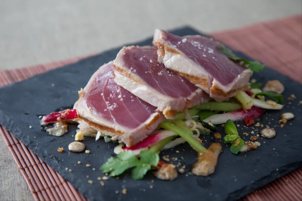 Recette Longe de thon, salade de fenouil, radis et concombre et sauce ...