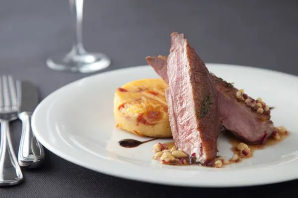 Recette filet-de-canette-roti-au-miel-de-thym-acidule-et-pignons-de-pin ...